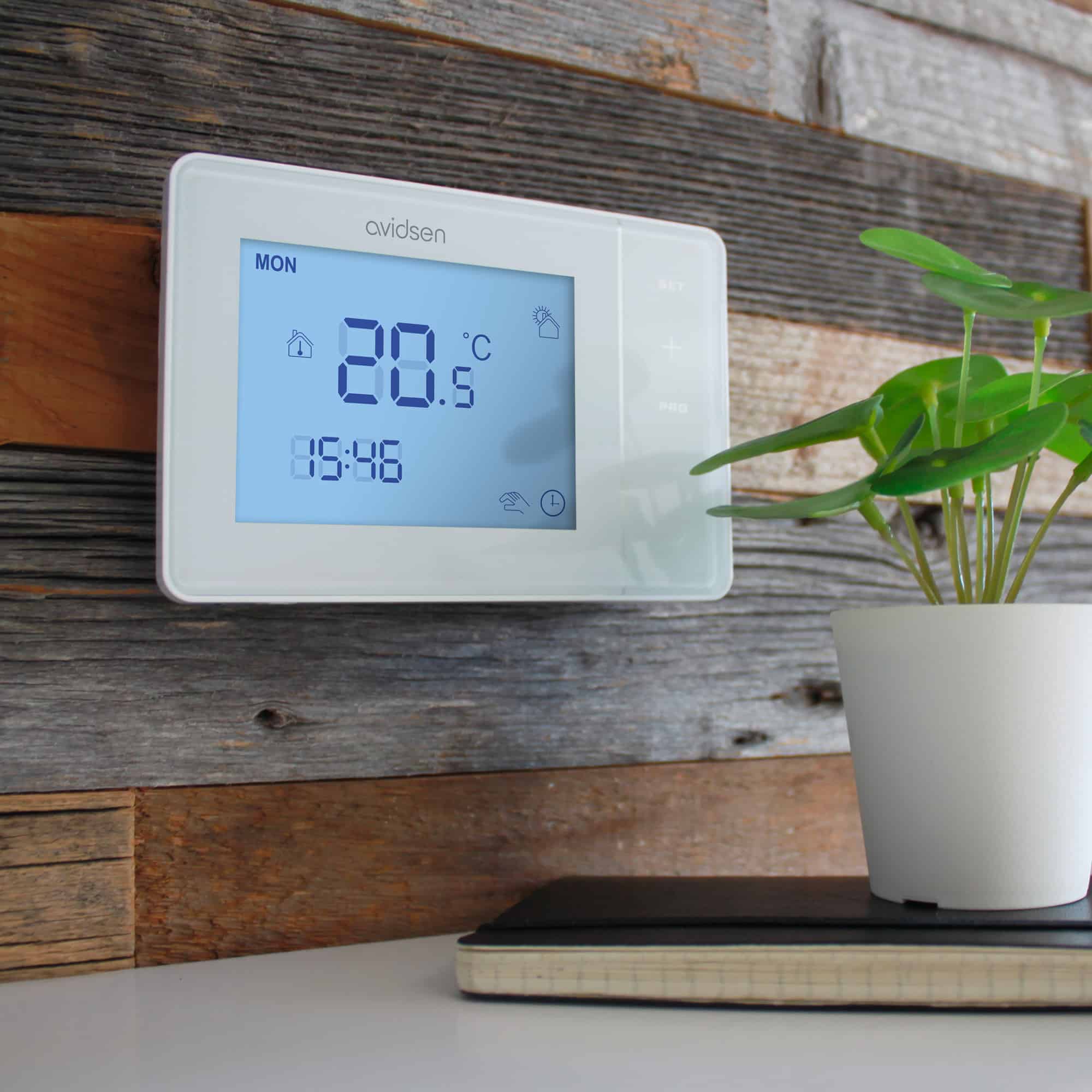 Wired programmable thermostat for boilers and non-reversible heat pumps ...